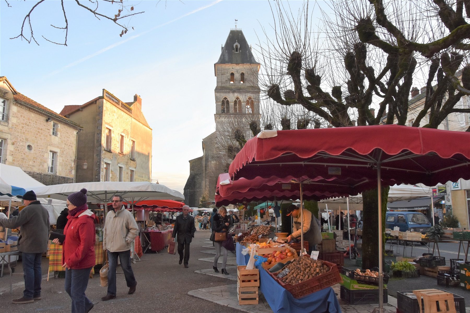 Le marché de Thiviers - Office de Tourisme Périgord-Limousin